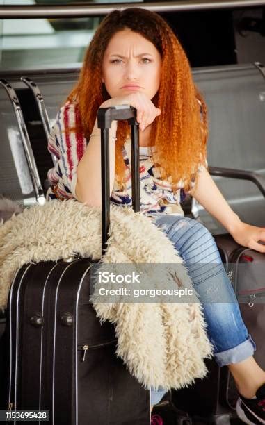 공항에서 비행기로 이동 하는 수하물을 운반 하는 예쁜 웃는 여성 승무원 수하물에 대한 스톡 사진 및 기타 이미지 수하물 통나무집 걷기 Istock