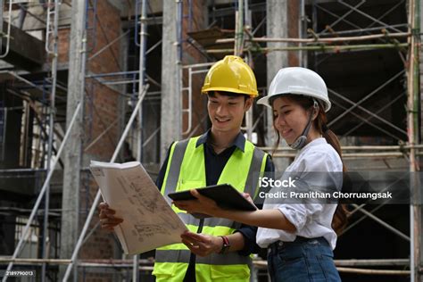여성 엔지니어와 시공업체가 건물 건설 건축 프로젝트 계획 및 건축에 대한 안전성 평가에 대해 논의합니다 2명에 대한 스톡 사진 및 기타 이미지 Istock