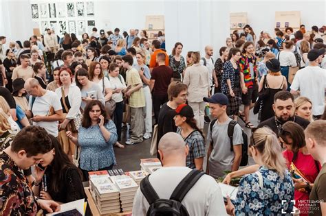 На Книжковому Арсеналі у книгарні «Сенс вкрали 188 книжок Ось які крали найбільше Лірум