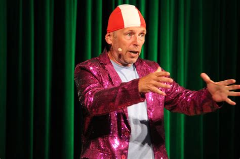 Kabarett Am Teich Martin Kosch Gastierte Im Garten Der Generationen Weiz
