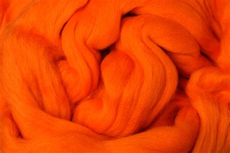펠트와 바느질 취미를 위한 밝은 색의 메리 노 울 추상적인 순서로 접힌 오렌지 원사의 줄무늬 공예에 대한 스톡 사진 및 기타