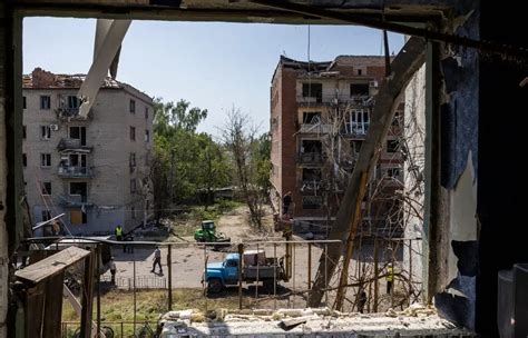 Окупанти обстріляли Словянськ поранені мирні мешканці під завалами будівель залишаються люди