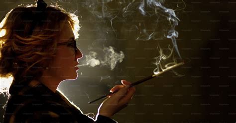 야외에서 담배를 들고 담배를 피우는 우아한 섹시한 여자 얼굴 클로즈업 빈티지 코트를 입은 신비한 여자의 초상화 프랑스