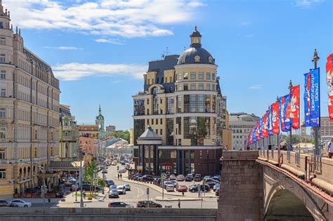 화창한 여름날의 푸른 하늘 배경에서 모스크바의 역사적인 중심지에 있는 모스 바 강과 발 츄 그 거리의 Raushskaya 제방 보기 거리에 대한 스톡 사진 및 기타 이미지