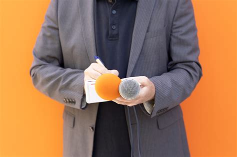 기자회견이나 언론 행사에서 기자회견을 하고 마이크를 들고 메모를 작성했다 저널리즘 개념 Live Event에 대한 스톡 사진 및 기타 이미지 Live Event