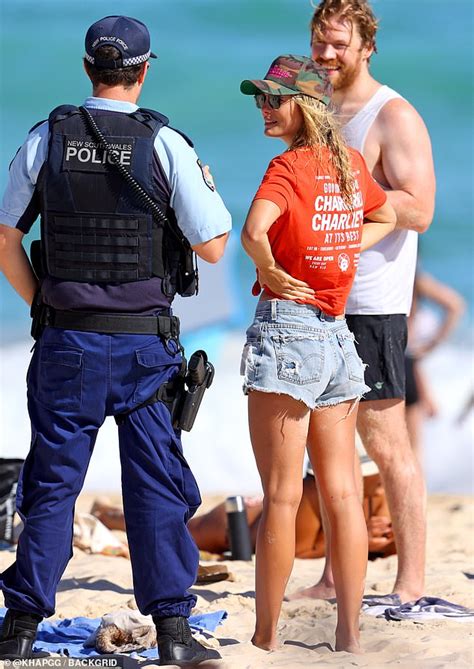 Sean Penn S Estranged Wife Leila George Shows Off Bikini Body In Sydney Daily Mail Online