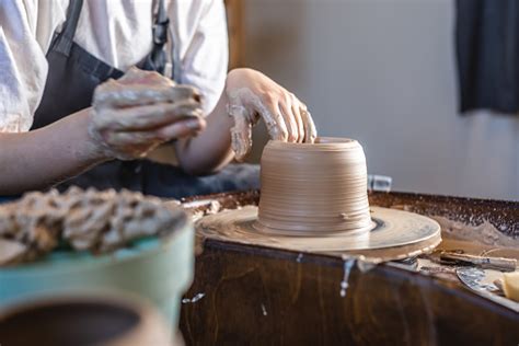 화병을 만드는 포터의 바퀴에서 일하는 포터 워크숍에서 주전자를 만드는 손으로 점토를 형성하는 젊은 여성 공예에 대한 스톡 사진 및 기타 이미지 Istock