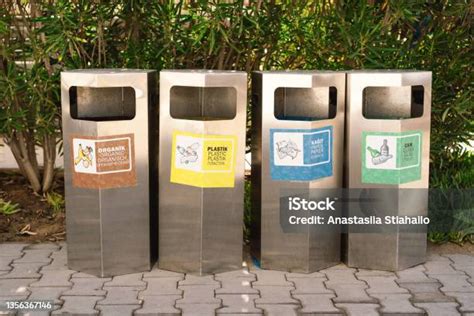 재활용 재활용 자재 를 수거하기 위한 쓰레기통 쓰레기 분리를 위한 쓰레기통 0명에 대한 스톡 사진 및 기타 이미지 0명 4