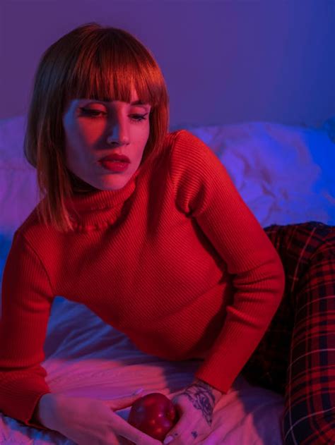 35mm 격자 무늬 모직물 극적인 조명 낭만적인 이미지 네온 불빛 네온 색 독창적 인 조명 따뜻한 음색 레드 풀 레트로 매력적인 여자 명상적인 기분