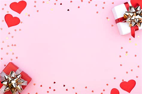 선물 색종이 하트 파스텔 핑크 배경에 텍스트를 위한 여유 공간이 있는 배경 공간을 복사합니다 플랫 레이 상단 보기 발렌타인 데이 컨셉 어머니의 날 컨셉 0명에 대한 스톡