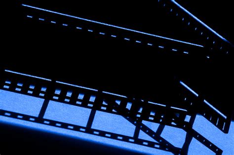 영화 배경 텍스트에 대한 장소와 파란색과 검은 색 배경에 필름 릴 스트라이프 시네마 0명에 대한 스톡 사진 및 기타 이미지