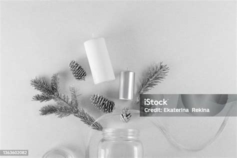 녹색 소나무 가지 원뿔 브러시 양초 리본 나뭇 가지의 평탄한 크래프트 회색 종이 테이블에 있습니다 수제 크리스마스 장식과 촛불 만들기 개념 0명에 대한 스톡 사진 및 기타