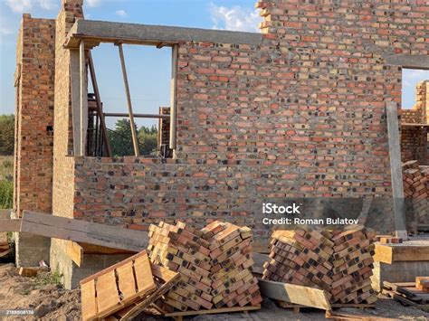 방금 벽돌로 된 붉은 벽돌 벽의 사진으로 명확한 관절과 완벽하게 평평한 표면이 있습니다 0명에 대한 스톡 사진 및 기타 이미지 0명 개발 개선 Istock