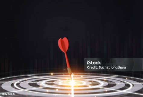 대상 보드와 디지털 기술 그래프의 중앙을 겨냥한 빨간색 다트 개념에 대한 스톡 사진 및 기타 이미지 개념 겨냥 경쟁 Istock