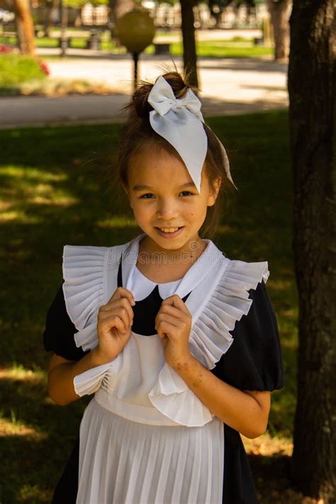 Una Chica Con Uniforme Escolar Imagen De Archivo Imagen De Elemental Pupila