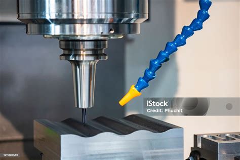 Cnc 밀링 머신 마무리는 단단한 볼 엔드밀 도구로 샘플 부품을 절단합니다 Cnc 장치에 대한 스톡 사진 및 기타 이미지