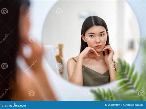 Mujer Mirando Al Espejo Imagen De Archivo Imagen De Sano 268501187