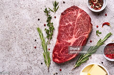 회색 돌 배경에 신선한 대리석 쇠고기 갈비 눈 스테이크와 향신료 복사 공간 0명에 대한 스톡 사진 및 기타 이미지 0명 Entrecôte 검은색 Istock