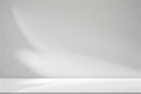 스튜디오 배경 회색 콘크리트 벽 배경에 ⁇ 빛 반사와 함께 그림자를 남기고 시멘트 바닥에 추상적인 빛을 가진 빈 ⁇ 색 스튜디오