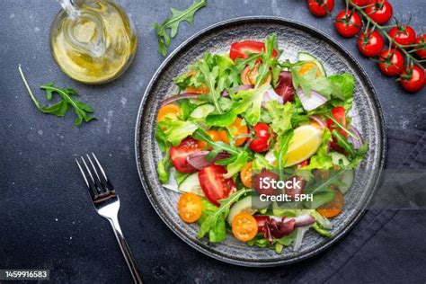 다채로운 체리 토마토 오이 적양파 양상추 라디치오 아루굴라를 곁들인 신선한 봄 비건 야채 샐러드 어두운 테이블 배경 상위 뷰 건강한 식생활에 대한 스톡 사진 및 기타 이미지