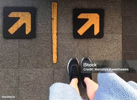 도로에 발과 화살표 화살표 방향의 노란색 기호와 바닥에 서 개념에 대한 스톡 사진 및 기타 이미지 개념 거리 교통 Istock