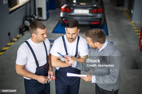 수리점의 문서에 대해 이야기하는 관리자와 자동차 역학 자동차 정비공에 대한 스톡 사진 및 기타 이미지 자동차 정비공 검사자 경영자 Istock