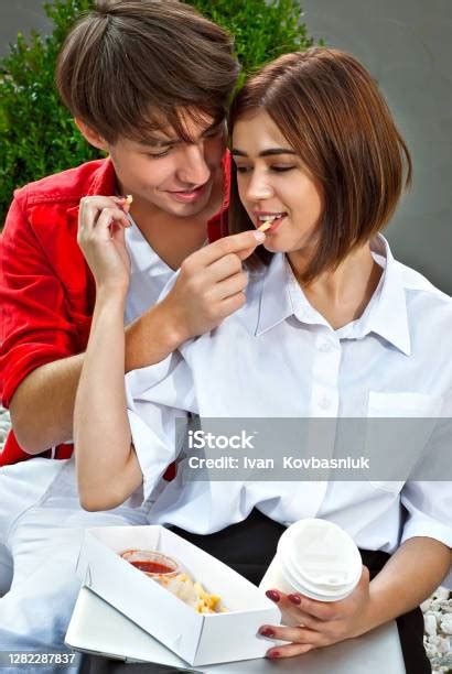 함께 야외에서 점심을 먹는 남자와 여자 커플 은 감자 튀김을 먹고 패스트 푸드와 길거리 음식의 개념 종이 용기와 일회용 컵의 음식 18 19세에 대한 스톡 사진 및 기타