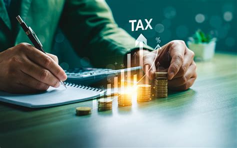 누적 동전 성장 그래프 및 세금 기호로 세금을 계산하는 사업가는 재무 계획 과세 전략 및 투자 성장 이익 관리 및 재정적 성공을 나타냅니다 검사 보기에 대한 스톡 사진 및