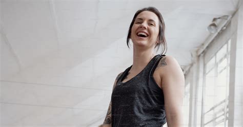 검은 운동복을 입은 젊은 운동 여성은 전투 로프를 들고 체육관에서 크로스 트레이닝 운동을 하는 동안 유쾌하게 웃고 있다 사진 Unsplash의 한 사람 이미지