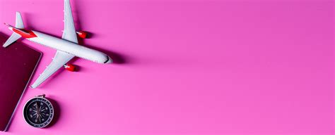 여름 주말 여행 휴가 액세서리 비행기 여권 나침반 및 전화 상단 보기 평면 분홍색 파스텔 배경에 누워 공간을 복사합니다 여행 컨셉 파노라마 배너 3차원 형태에 대한 스톡