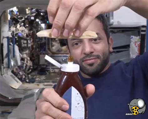 ویدئوی جالب عسل خوردن فضانورد اماراتی در ایستگاه بین المللی فضایی فیلو