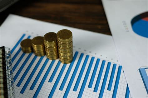 작업 테이블 비즈니스 계획 비전 및 금융 분석 개념에 흰 종이에 동전 스택 노트북 노트북 컴퓨터와 금융 그래프의 단계 개념에 대한 스톡 사진 및 기타 이미지 Istock