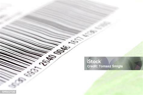 긴 바코드 라벨 스티커의 일부를 가까이에 포스트 패키지 소포의 번호 물체 세부 사항 극단적 인 근접 촬영 피사계 심도 배송 선적