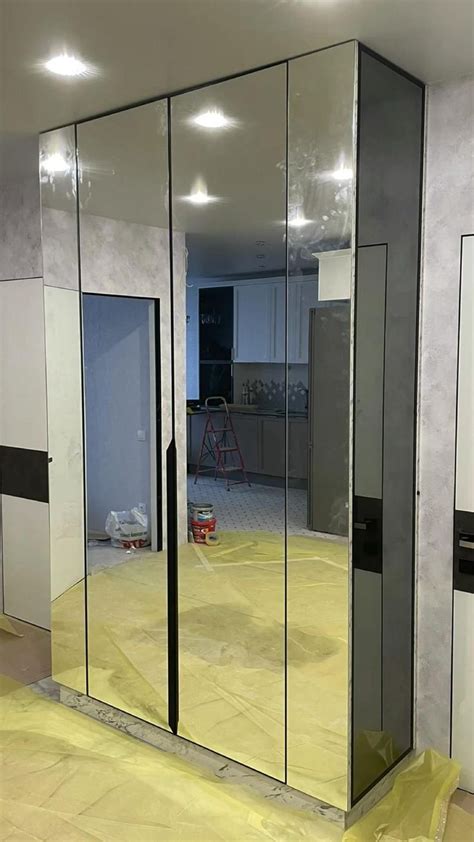 Шафа розпашна з дзеркалами