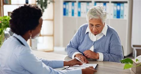 보험 결과 또는 진단을 위해 노파와 의사와 상담 문서 및 건강 관리 의료 치료 계획 검진 및 환자 검사를 위해 클리닉에서 사람들과 돕고 토론합니다 2명에 대한 스톡 사진 및