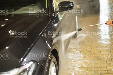 자동차 세척 수송 청소를 위한 물 제트기 고압 하에서 액체의 압력 세차장에 대한 스톡 사진 및 기타 이미지 세차장 수리 사람들 Istock