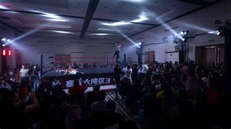 广东“早茶wwe”爆火的背后，中国摔角默默排练了20年早茶摔角刘炫正选手比赛联盟新浪体育新浪新闻