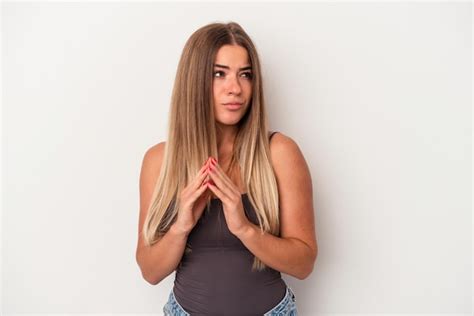 Joven Mujer Rusa Aislada Sobre Fondo Blanco Haciendo Un Plan En Mente Creando Una Idea Foto