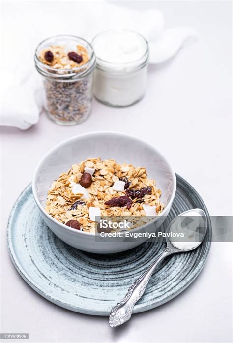 치아 씨앗 코코넛 드라이 베리 요구르트를 회색 배경의 그릇에 넣고 공간을 복사하여 그라놀라를 복사합니다 건강한 아침 식사 메뉴의 개념 0명에 대한 스톡 사진 및 기타 이미지