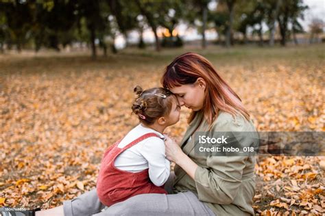 귀엽고 행복한 소녀는 어머니와 함께 공원에서 화창한 가을날을 즐긴다 2 3 살에 대한 스톡 사진 및 기타 이미지 2 3 살 2명 30 34세 Istock
