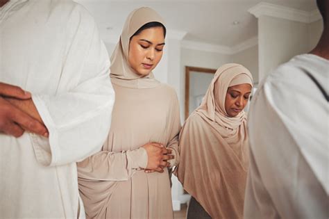 이드 무바라크 신과 예배를 위해 거실에서 여성들과 함께하는 기도 무슬림과 이슬람교도 꾸란 희망 라마단은 신앙 종교 감사를 위해