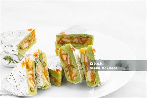 바담 아몬드 카주 마바 가루 캐슈 너트 피스타 케사르 두드 응축 우유 기와 마와 같은 건조 과일로 만든 로얄 인디언 디저트 카주 다이아몬드 바르피 또는 버피 복사 공간이