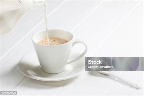 뜨거운 카푸치노 흰색 나무 테이블에 커피 한잔 우유 커피 한 잔에 부 어 되 고입니다 우유를 추가합니다 크림 저그에 대한 스톡 사진 및 기타 이미지 Istock