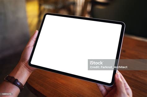 빈 흰색 데스크톱 화면으로 디지털 태블릿을 들고 있는 여성 만짐에 대한 스톡 사진 및 기타 이미지 만짐 여자 태블릿 Istock