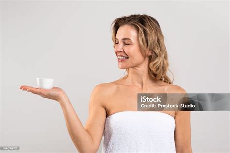 노화 된 피부를위한 뷰티 케어 크림이 든 항아리를 들고 있는 중년 여성 45 49세에 대한 스톡 사진 및 기타 이미지 45 49세 건강한 생활방식 광고 Istock