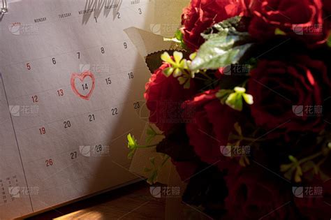 日历页上有一个红色的手写心高亮