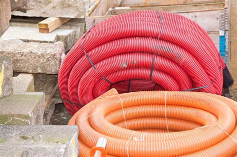 배관 시스템 또는 전기 설치를 위한 건축 산업에서 사용 하는 나선형 모양으로 색깔된 플라스틱 호스의 세부 사항 건설 현장에 대한 스톡 사진 및 기타 이미지 Istock