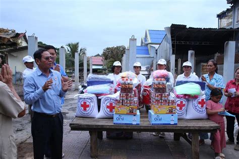 ប្រជាពលរដ្ឋរងគ្រោះដោយភ្លើងឆេះផ្ទះ ចំនួន២គ្រួសារ នៅក្រុងសំពៅពូនទទួលបានអំណោយមនុស្សធម៌