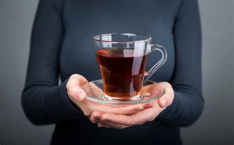 커피 한잔과 함께 여자입니다 뜨거운 음료흰색 배경으로 손 얼굴에 아름 다운 성인 여자 Hods 겨울에 대한 스톡 사진 및 기타 이미지 Istock