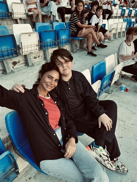 მადლობა რომ ხარ და ფეხზე წამოდგომაში მეხმარები ვის მიმართავს ლელა კილაძე